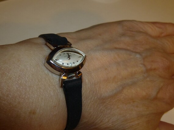 14k Gold Ladies Watch. Unusual Football Shaped Face. … - Gem