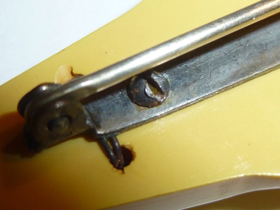Yellow Bakelite Carved Figural Sword Fish Brooch. Lon… - Gem