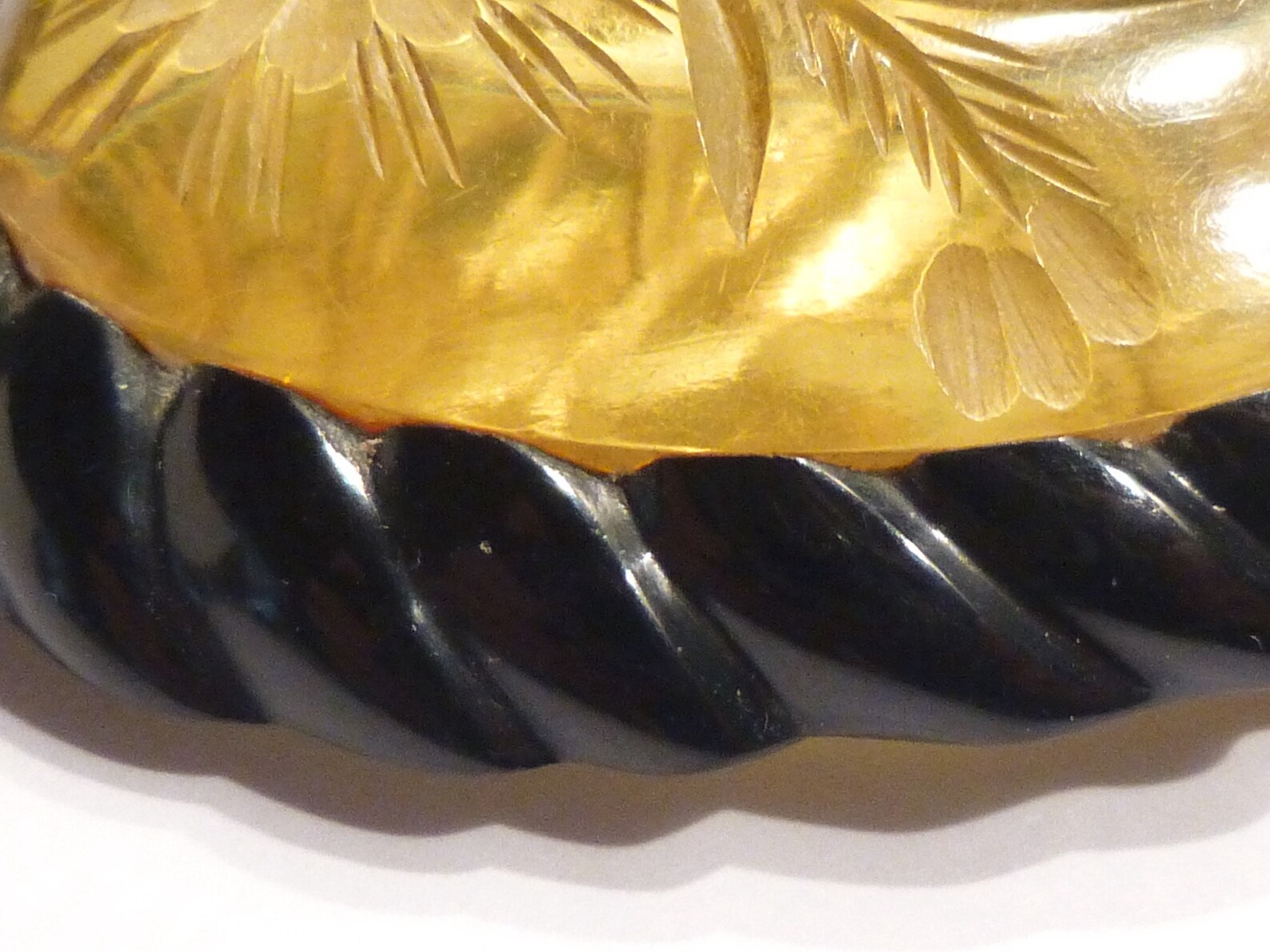 Bakelite Clip. Vintage Carved Laminated Two Tone Dress Clip. - Etsy