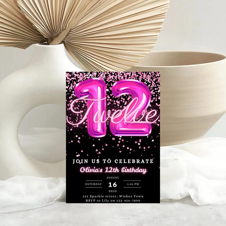 Convite de aniversário de 12 anos com glitter rosa e detalhes em foil ...