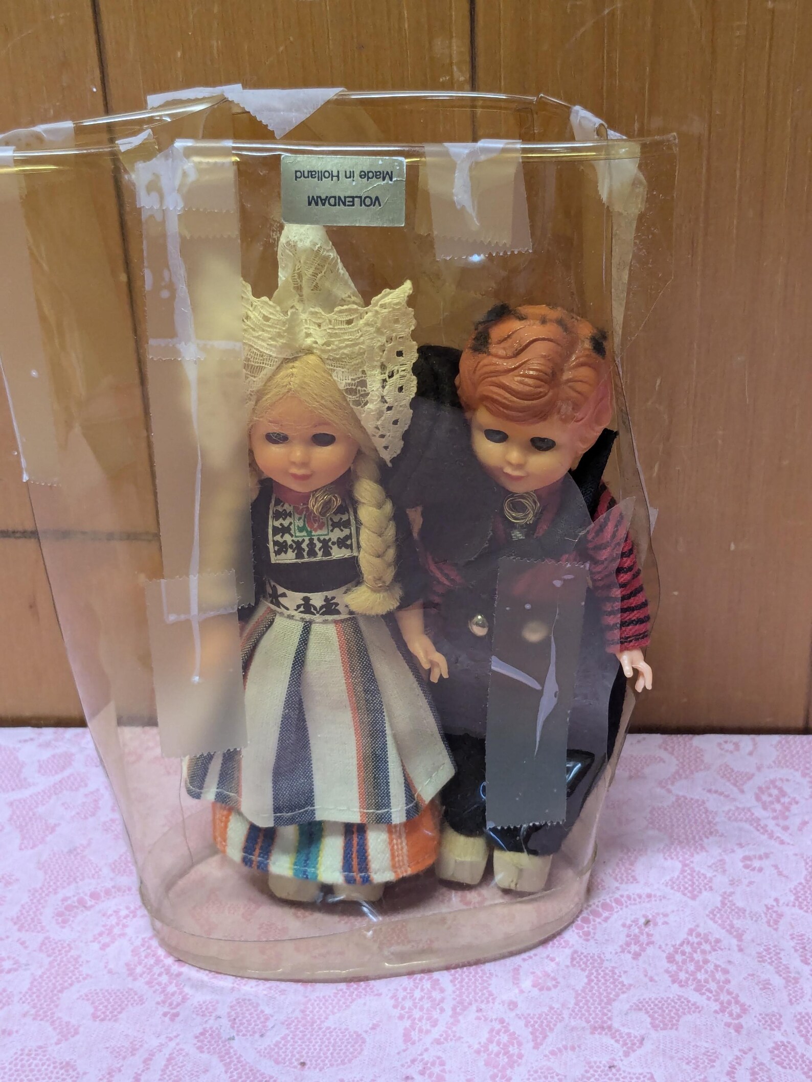 VOLENDAM Made in Holland Couple in Their Native Attire: Souvenir Dolls ...