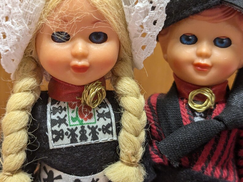 VOLENDAM Made in Holland Couple in Their Native Attire: Souvenir Dolls ...