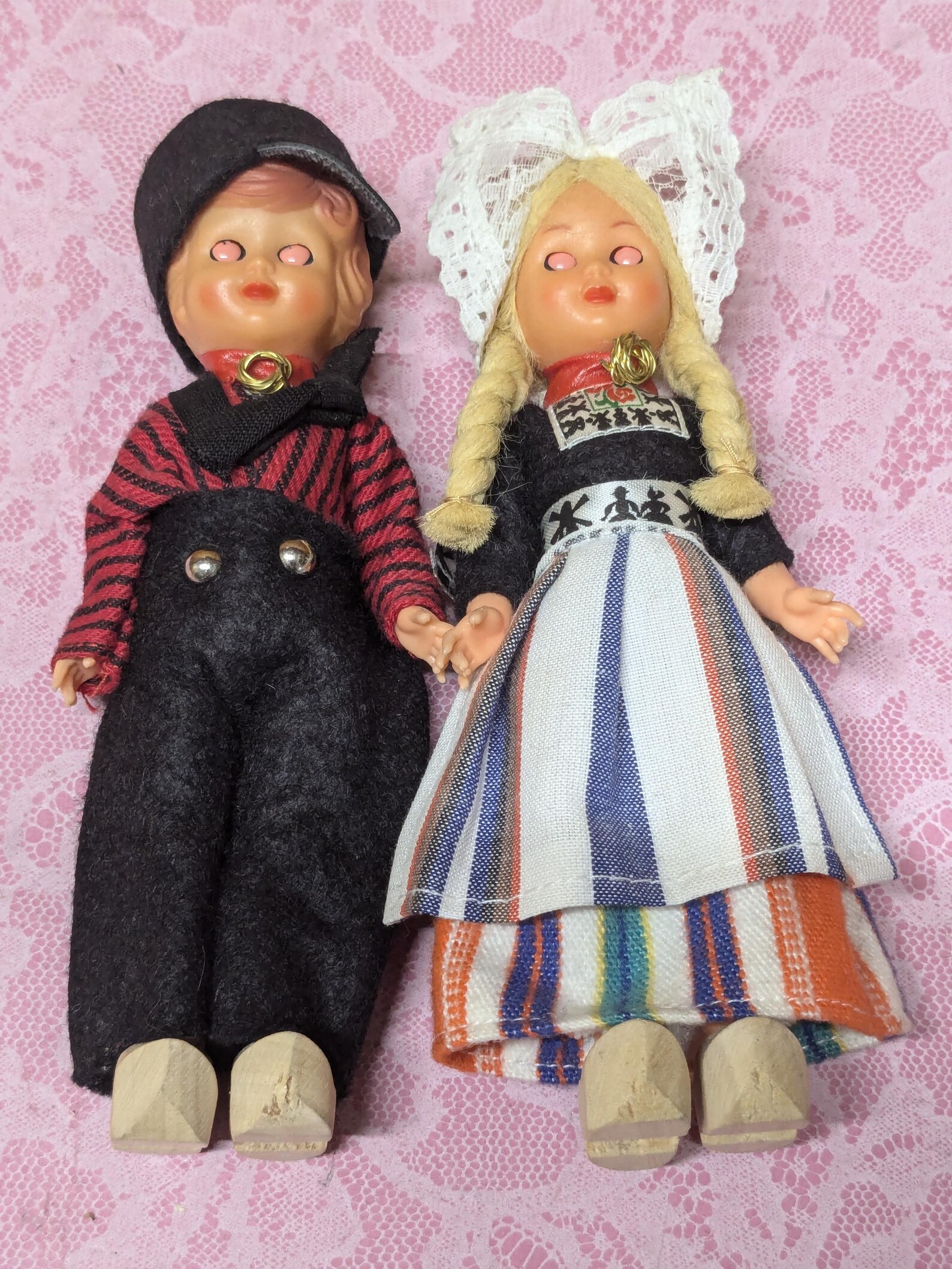 VOLENDAM Made in Holland Couple in Their Native Attire: Souvenir Dolls ...