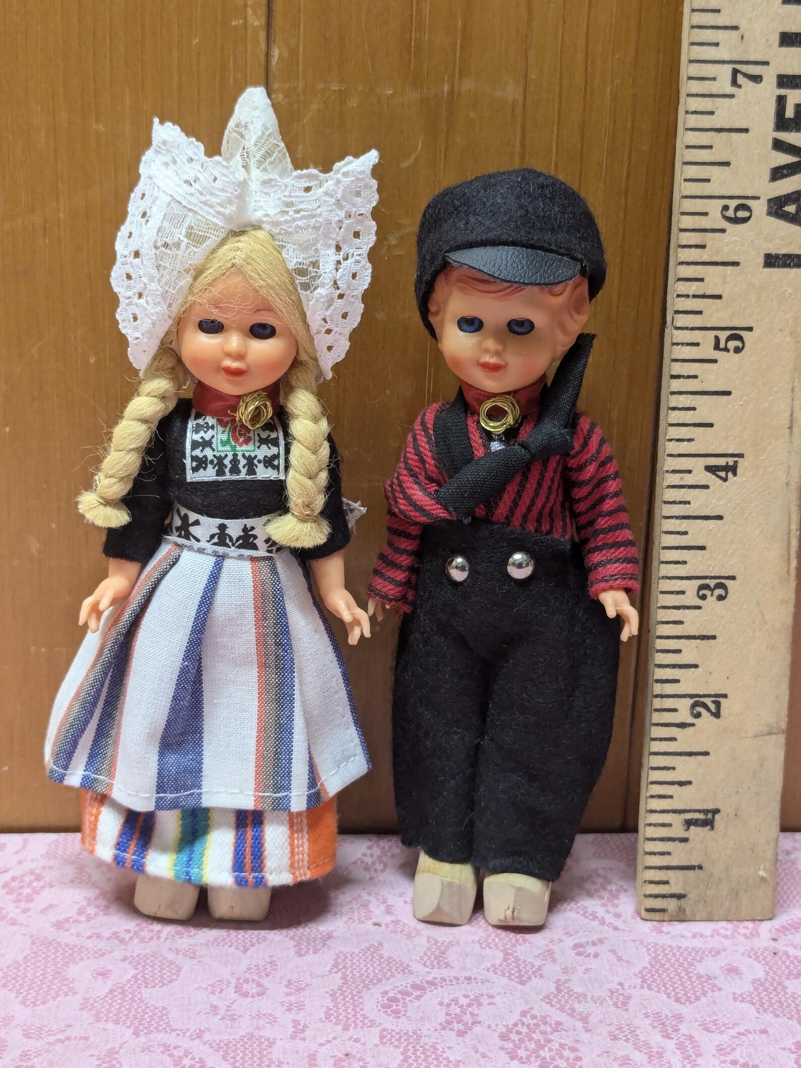 VOLENDAM Made in Holland Couple in Their Native Attire: Souvenir Dolls ...