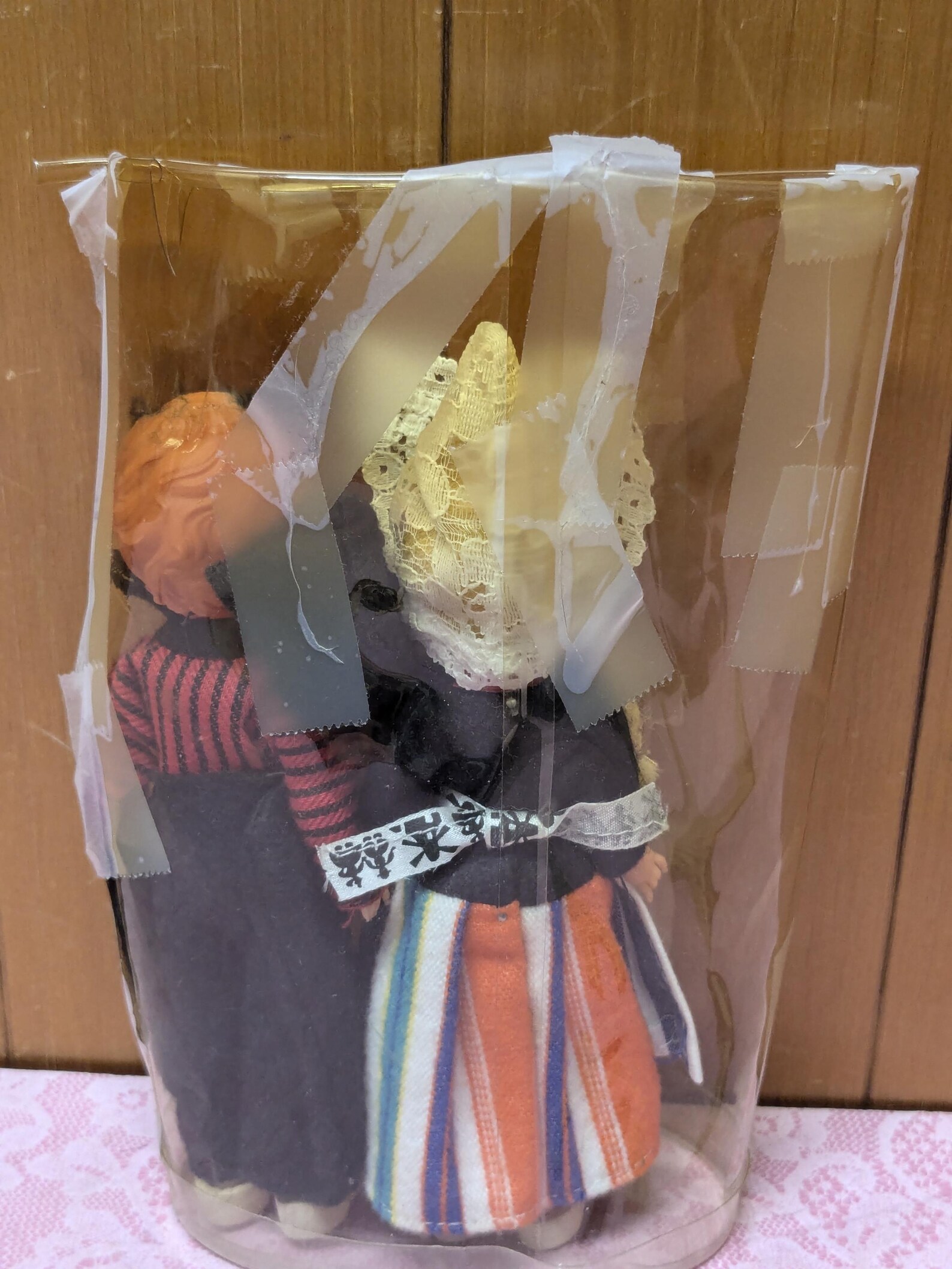 VOLENDAM Made in Holland Couple in Their Native Attire: Souvenir Dolls ...