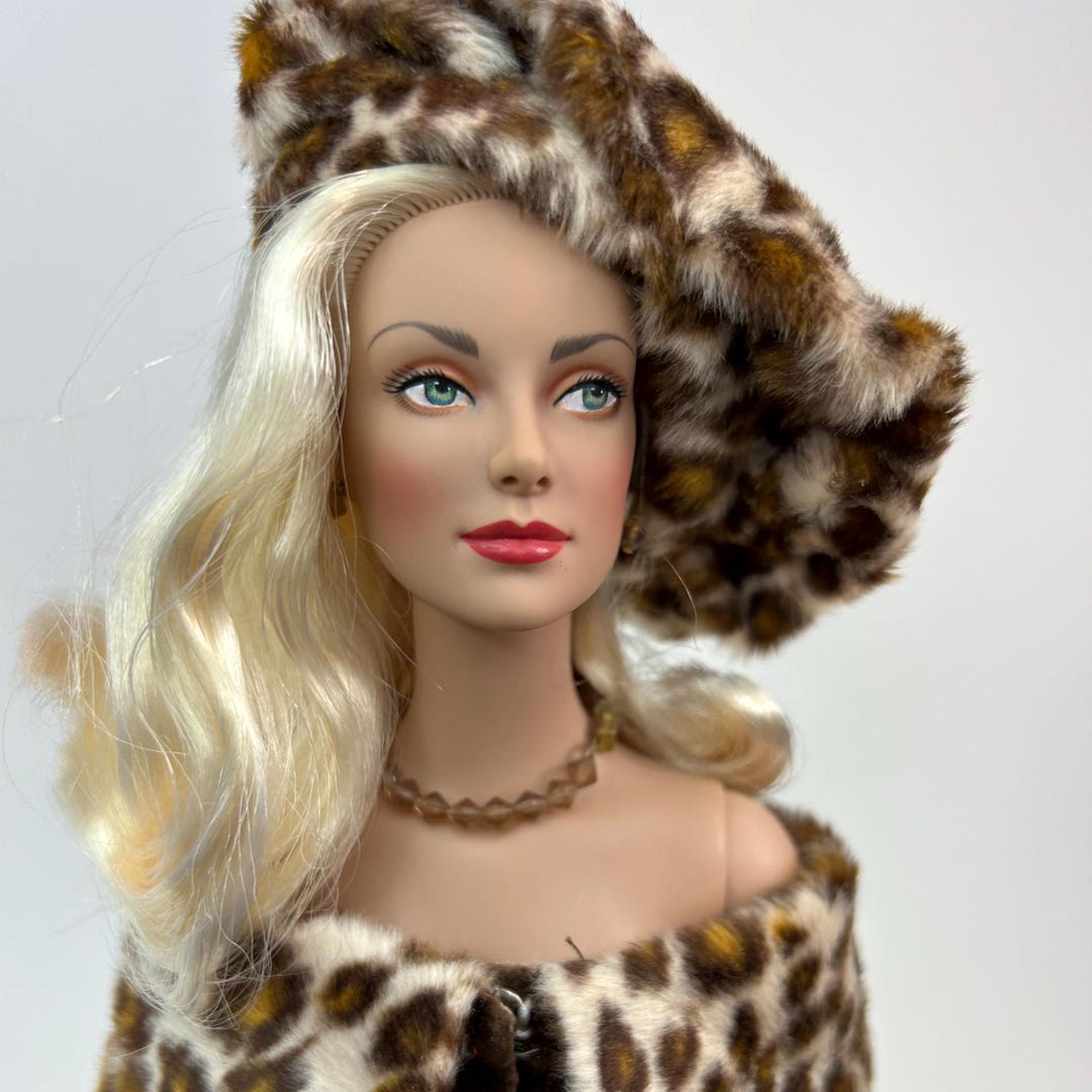 Brenda Starr by Tonner Daphne in "weekend in St. Moritz" Doll 2004 With ...