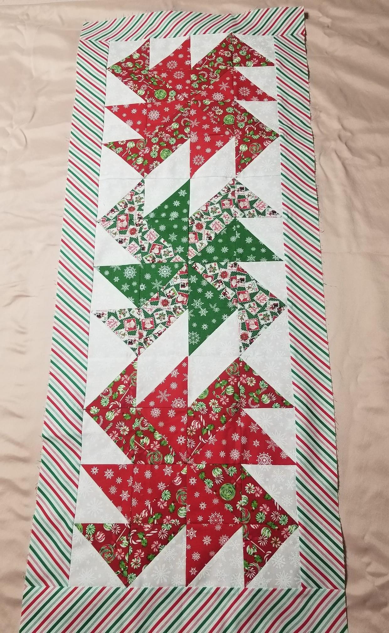 Peppermint Swirl Quilt Pattern: Printed Fabric Requirements, 16” X 40 ...