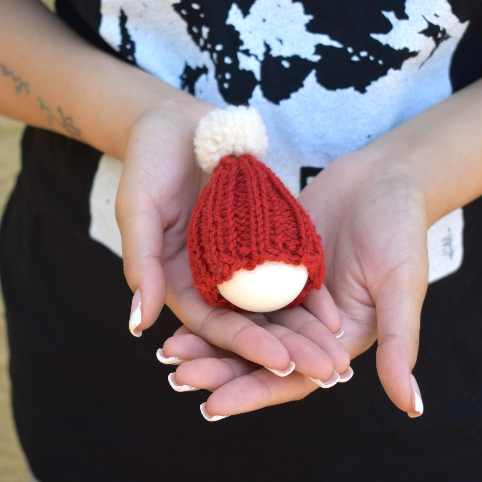 Knitted Egg Hat Set of 4 Wool Egg Cozy Red White Pompom - Etsy