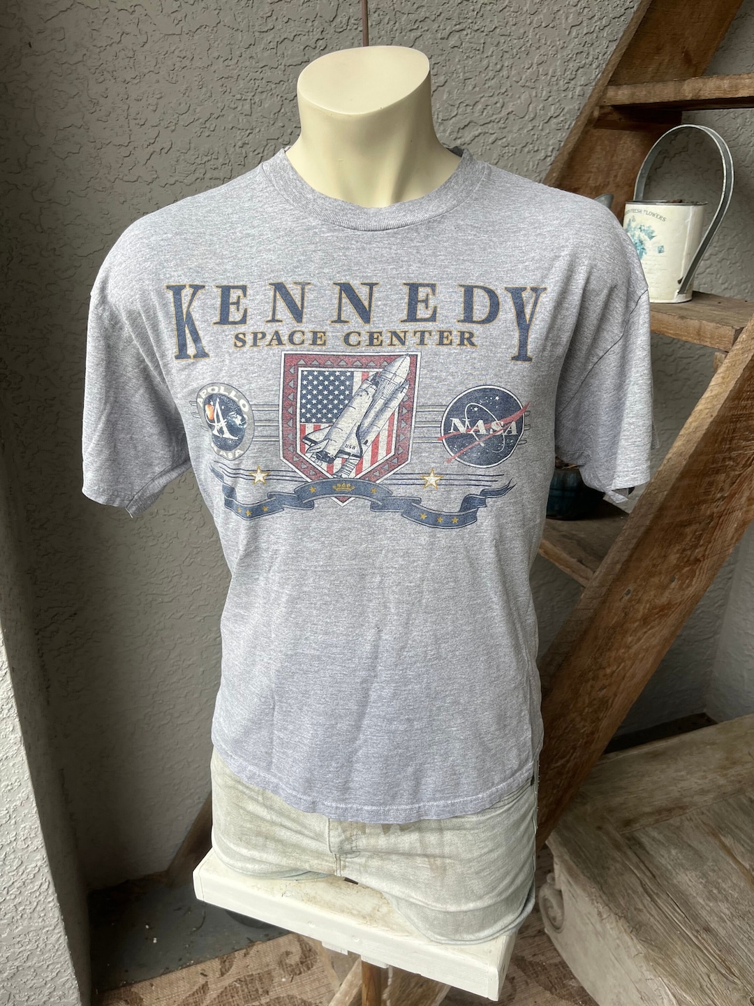 Kennedy Space Center NASA 1990s Distressed Vintage Tee Shirt - Gray ...