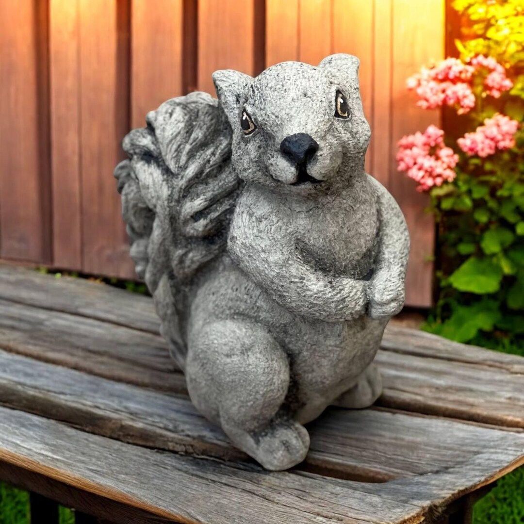 7'' Beton Squirrel Figure, Outside Animal Decor, Garden Squirrel Art ...