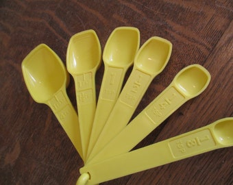 Vintage Tupperware Measuring Spoons D Links Replacement Yellow Apple ...