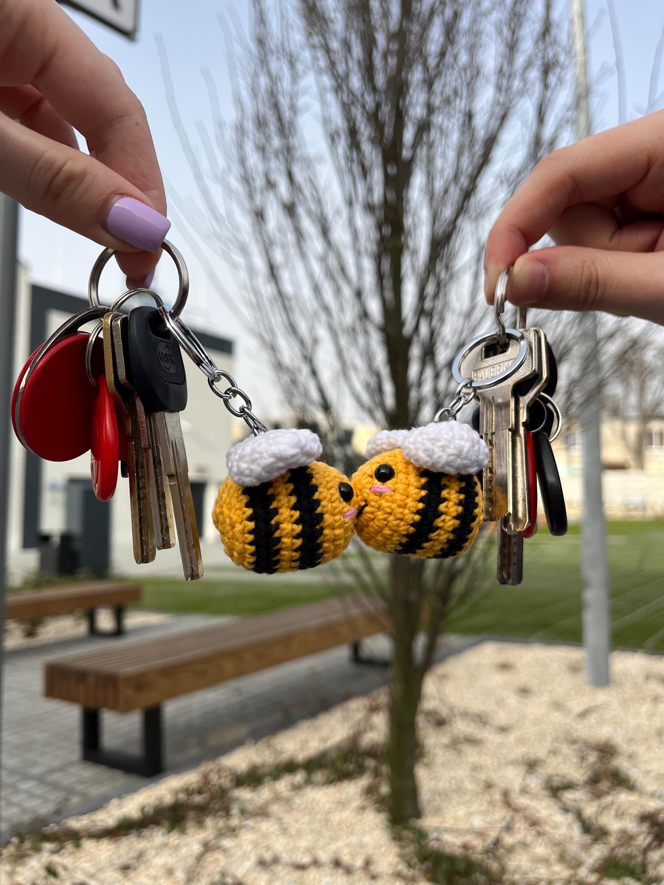 Bee Couple Keychains - Kissing Bees Crochet Keychains, Handmade Gifts for Couples, Cute Bee ...