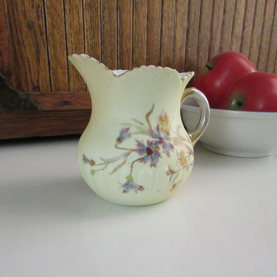 Crema floral antigua de porcelana en relieve azul y amarillo Apertura ...