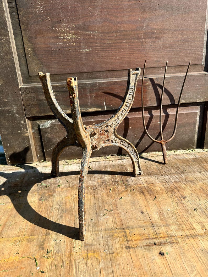 Metal Rustic Stand Pitch Fork - Rustic Round Pot Holder - Primitive ...