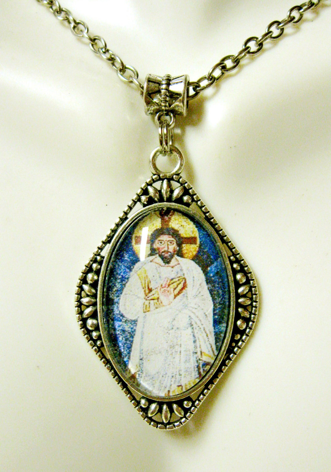 Sacred Heart of Christ Pendant and Chain - AP26-083 - Etsy
