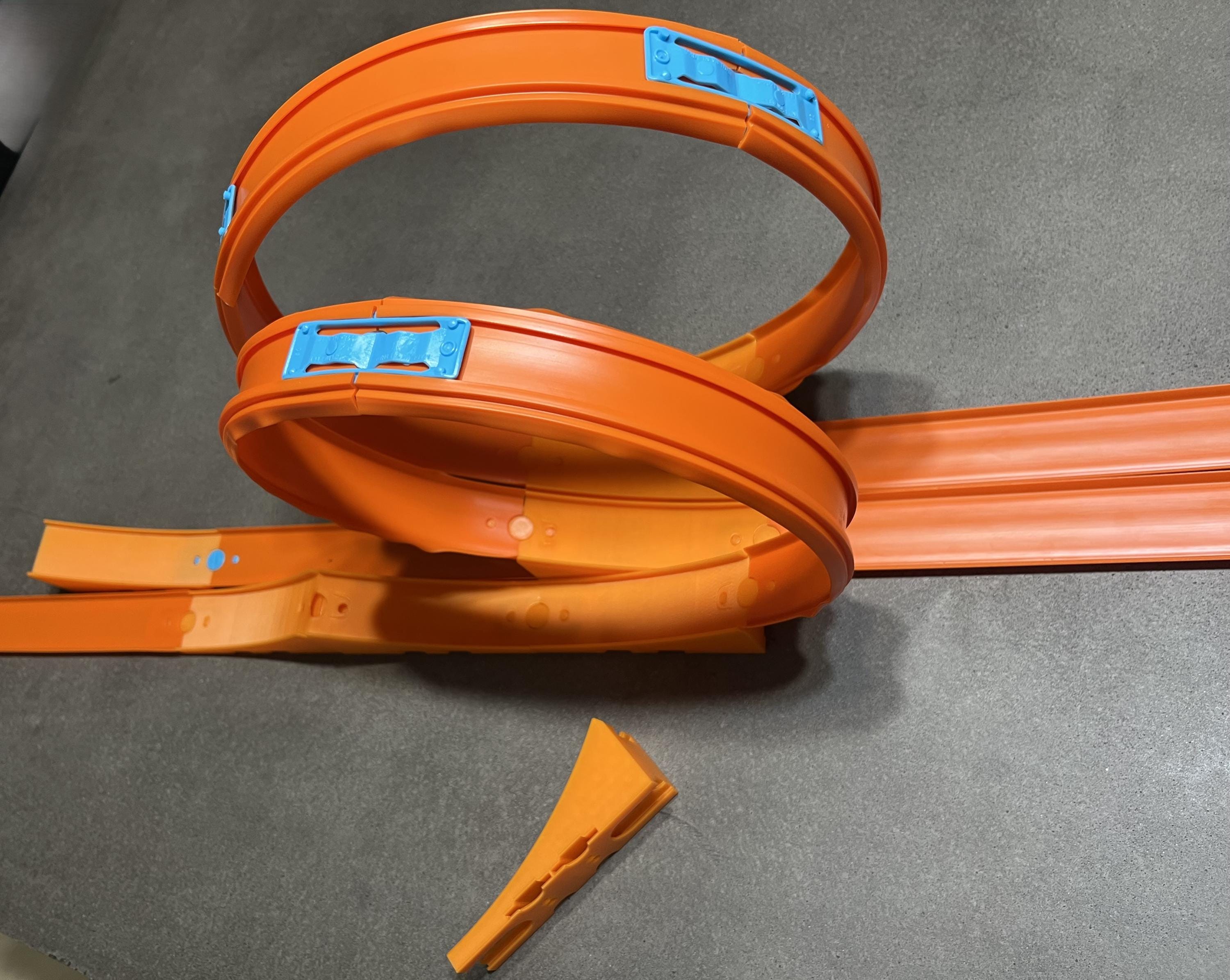 Hot Wheels® / Matchbox® Starter Stunt Kit – Jumps, Bridge, X-track ...