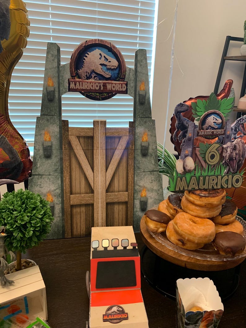 Entrance Jurassic Park, Jurassic World Party, Jurassic Park Birthday ...