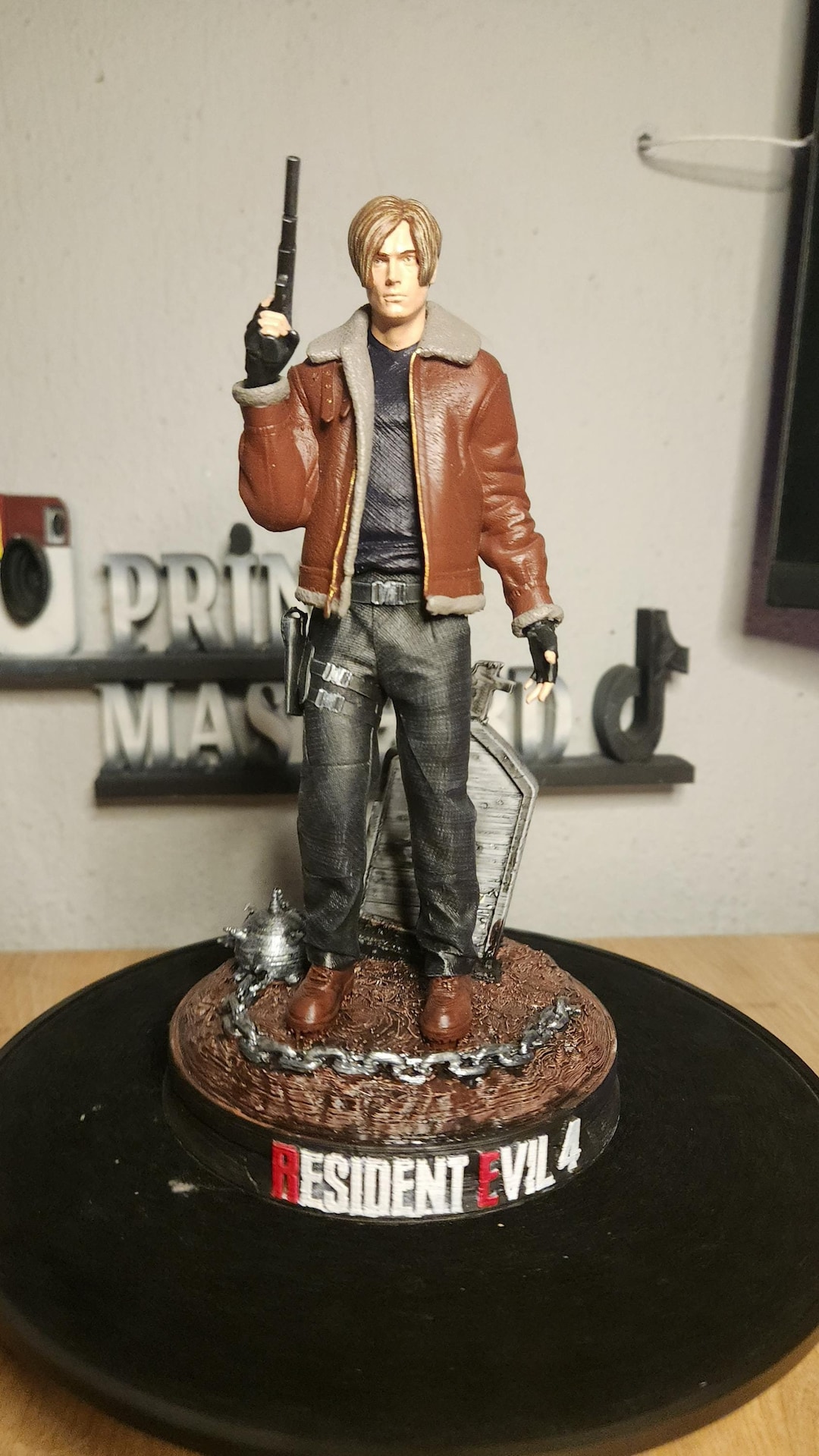 LEON FIGURINE From Resident Evil 4 Resident Evil Statue Leon Kennedy ...