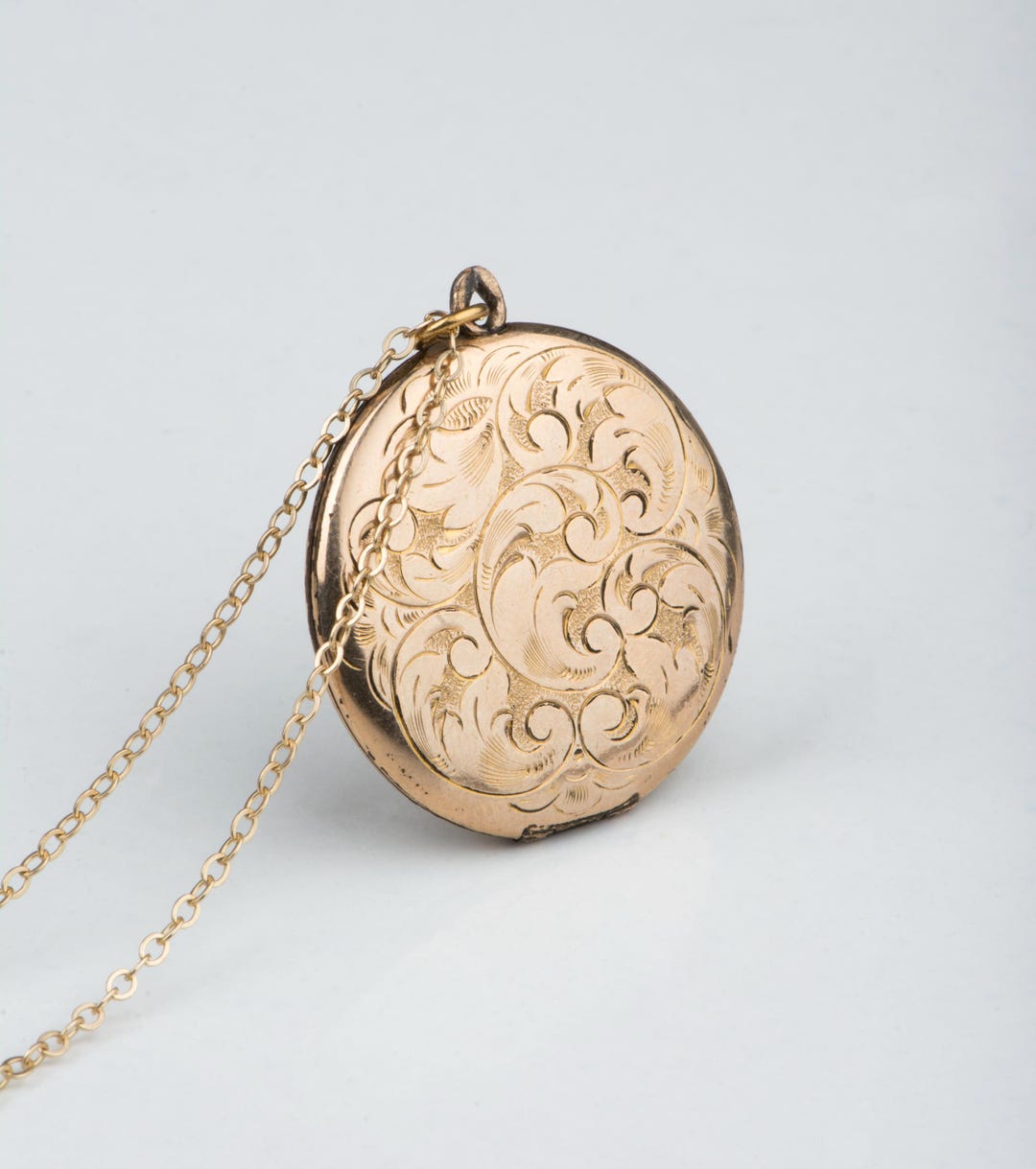 Antique Paisley Floral Classic Gold Locket, Vintage Round Locket on ...