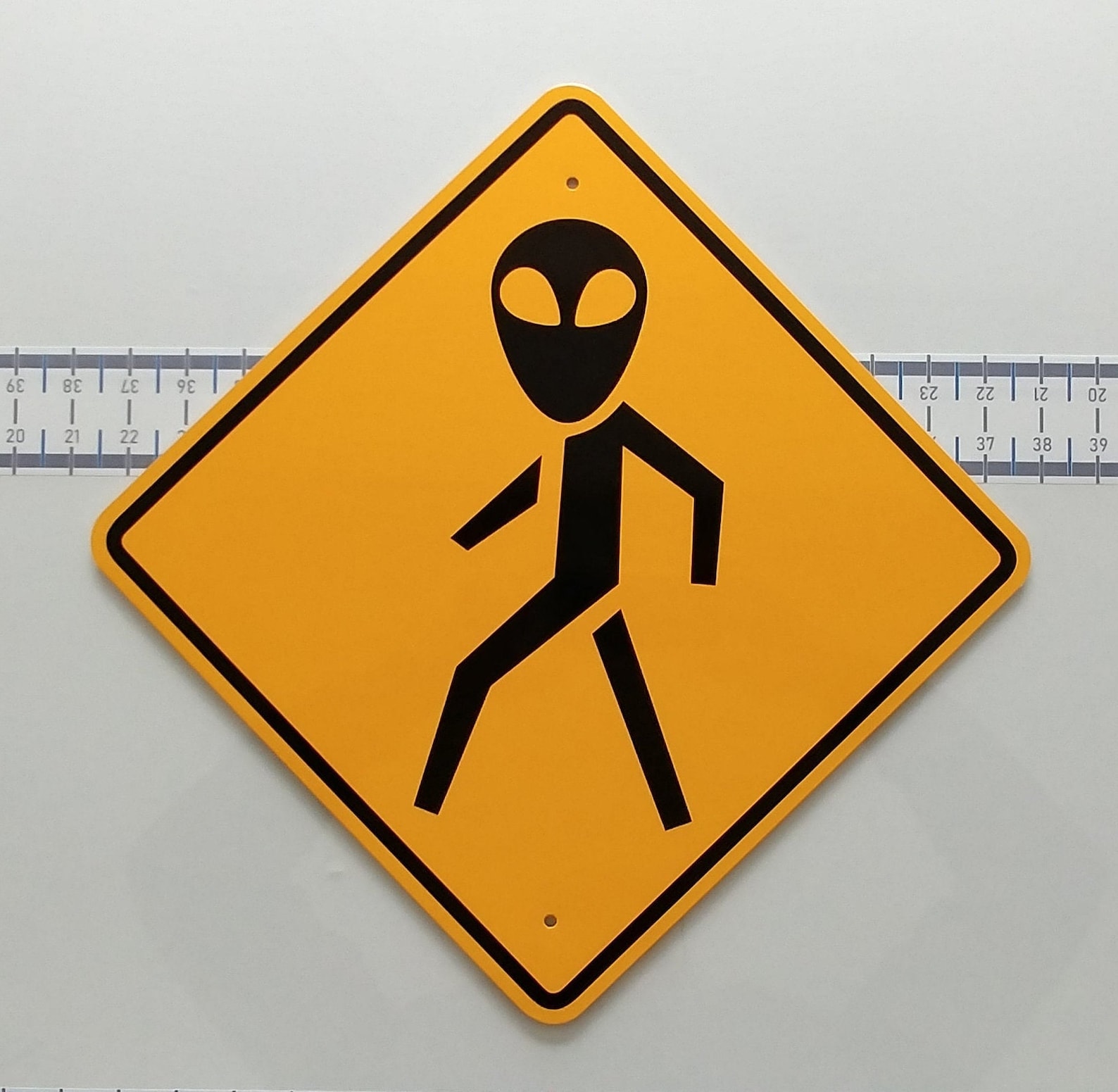 Alien Pedestrian Crossing Sign Ovni Watching Space Travel - Etsy España