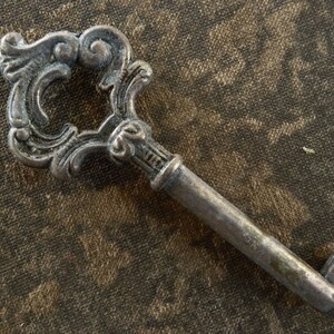 Skeleton Keys REPRODUCTION Fancy Cabinet FOLDING Keys With Ornate Bows ...