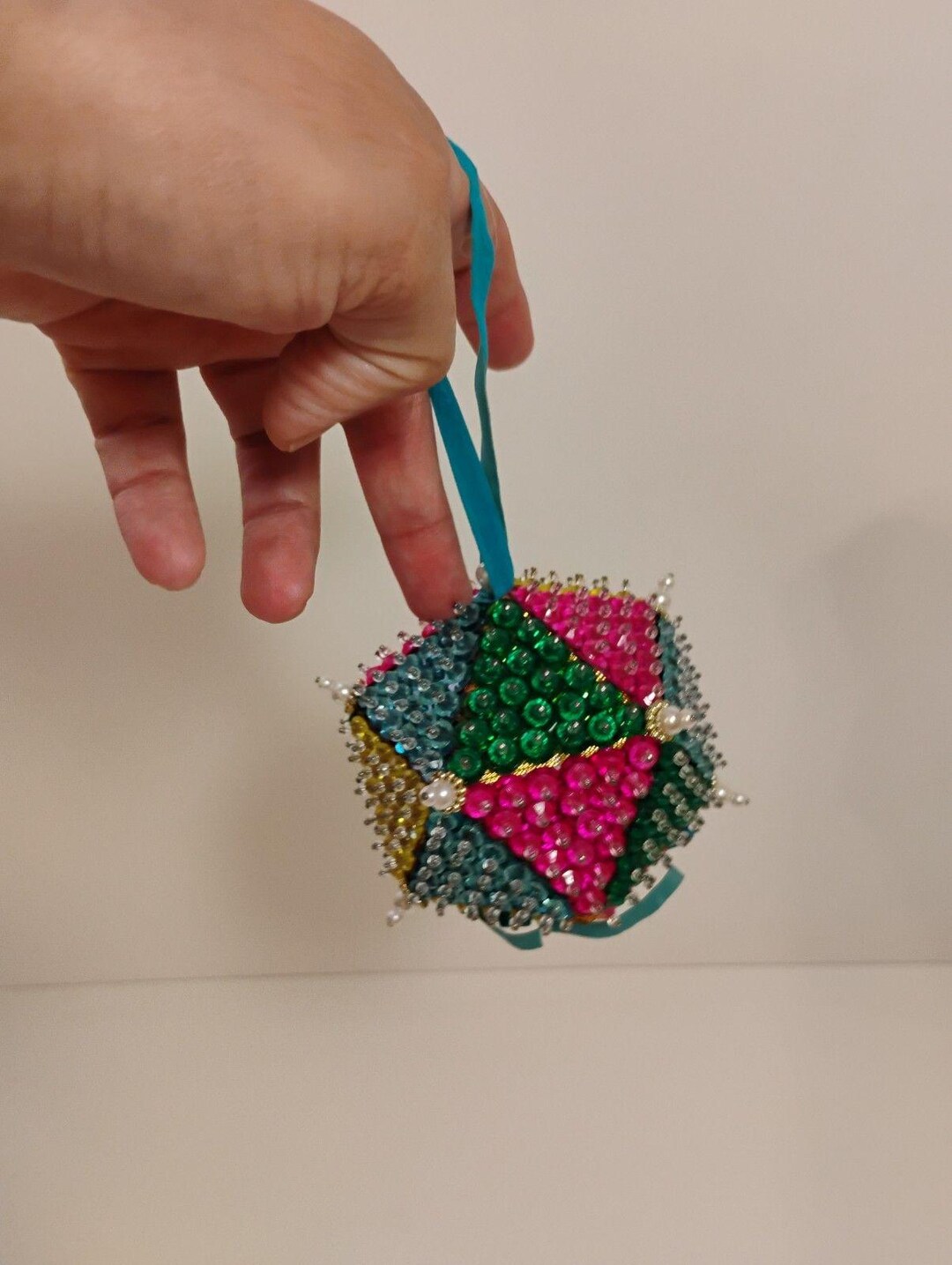 Adorno de cuentas con chincheta, verde, rosa, azul, amarillo, poliedro ...