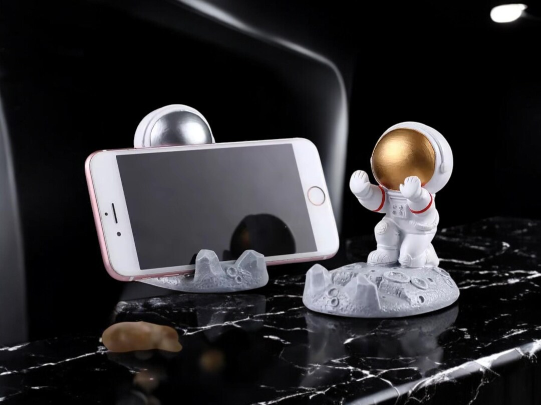Nordic Style Astronaut Phone Stand – Resin Spaceman Desk Ornament for ...