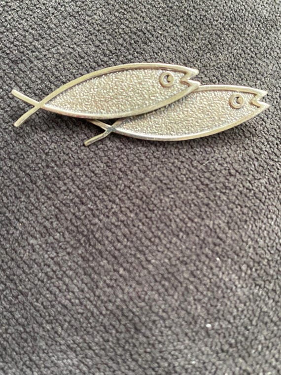 Fish pin, in sterling silver by Beau. Hallmarked B. a… - Gem