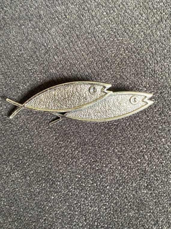 Fish pin, in sterling silver by Beau. Hallmarked B. a… - Gem