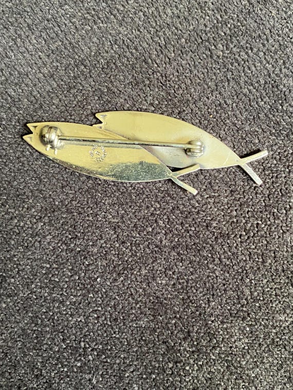 Fish pin, in sterling silver by Beau. Hallmarked B. a… - Gem