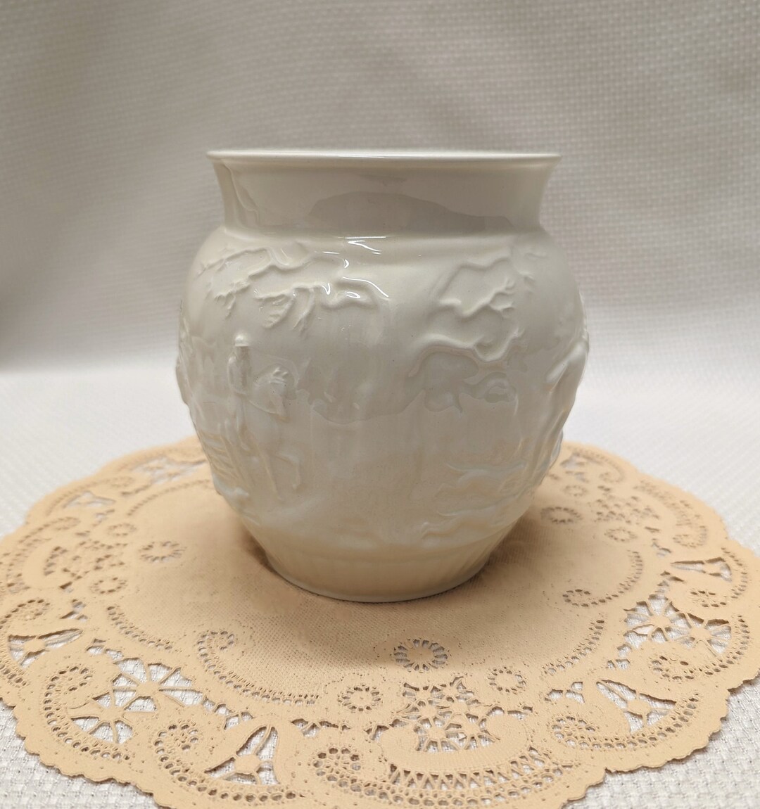 Wedgwood Devonshire Hunt Vase, 5" Tall, Excellent Condition, off White, Heavy Cream, Highly ...