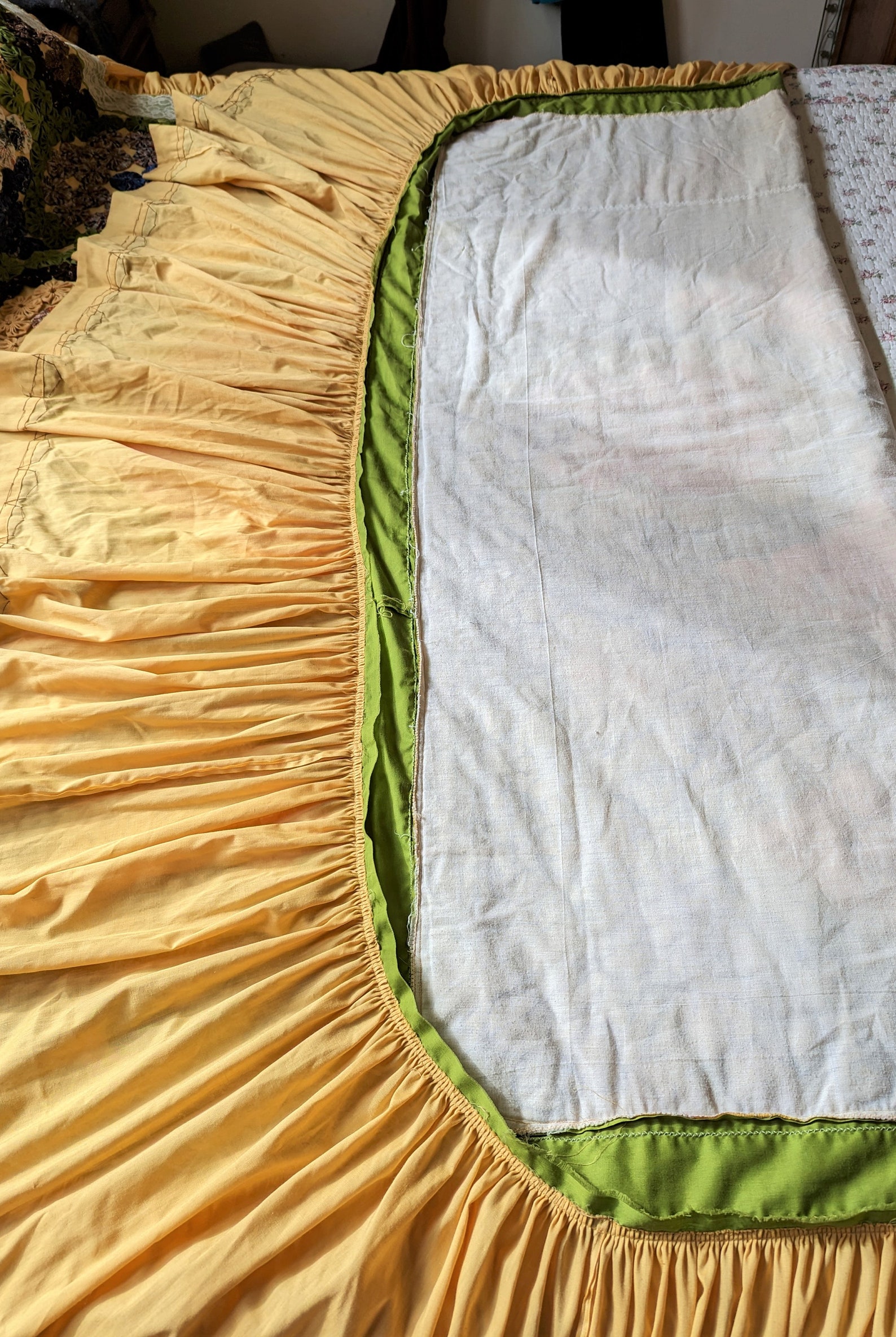 Vintage Handmade Yoyo Bedspread – Double or Queen Size With Skirt ...