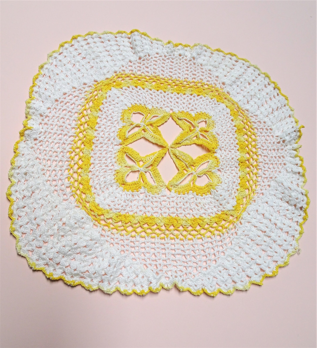 CHARMING Vintage Doily Yellow and White Hand Crocheted Doily,farmhouse ...