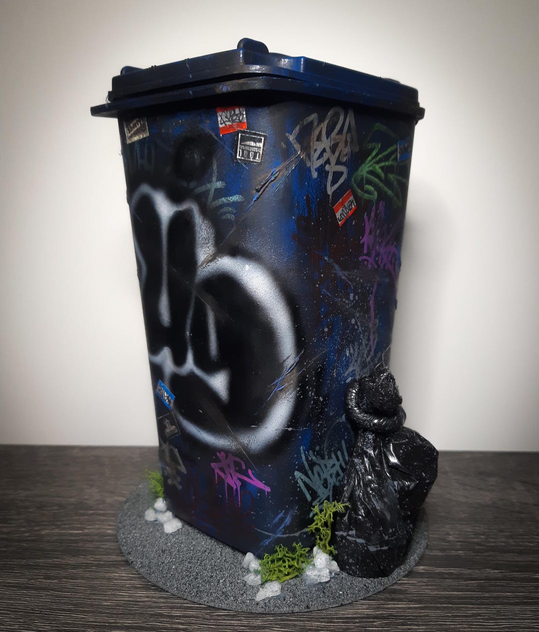 Hand-painted Graffiti Trash Can Replica – Urban Desktop Diorama - Etsy