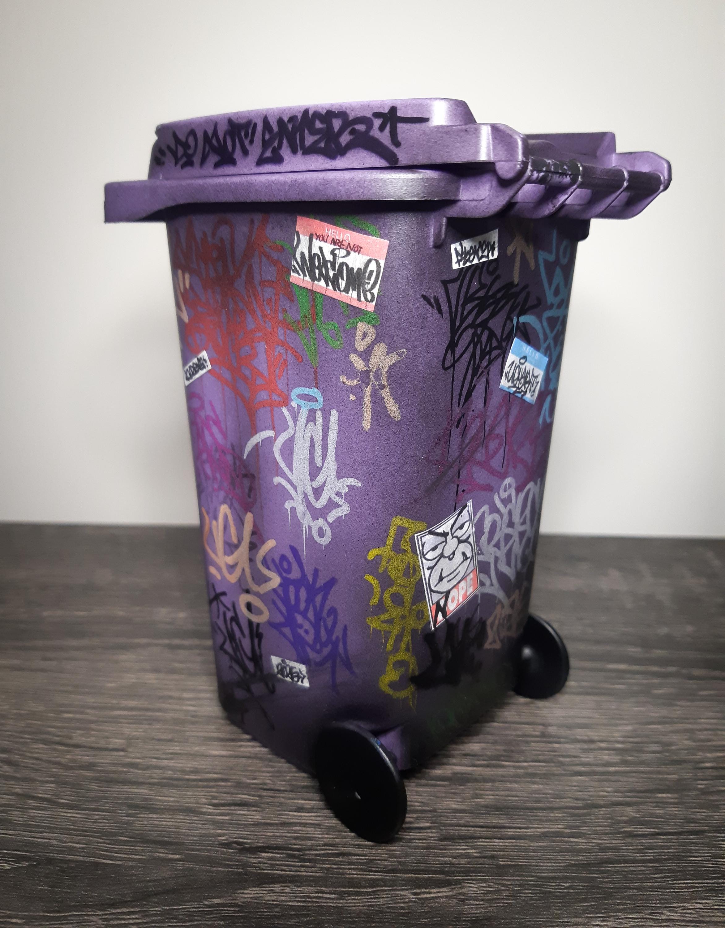 Mini Graffiti Trash Can Replica - Street Art Desktop Display / Decor ...