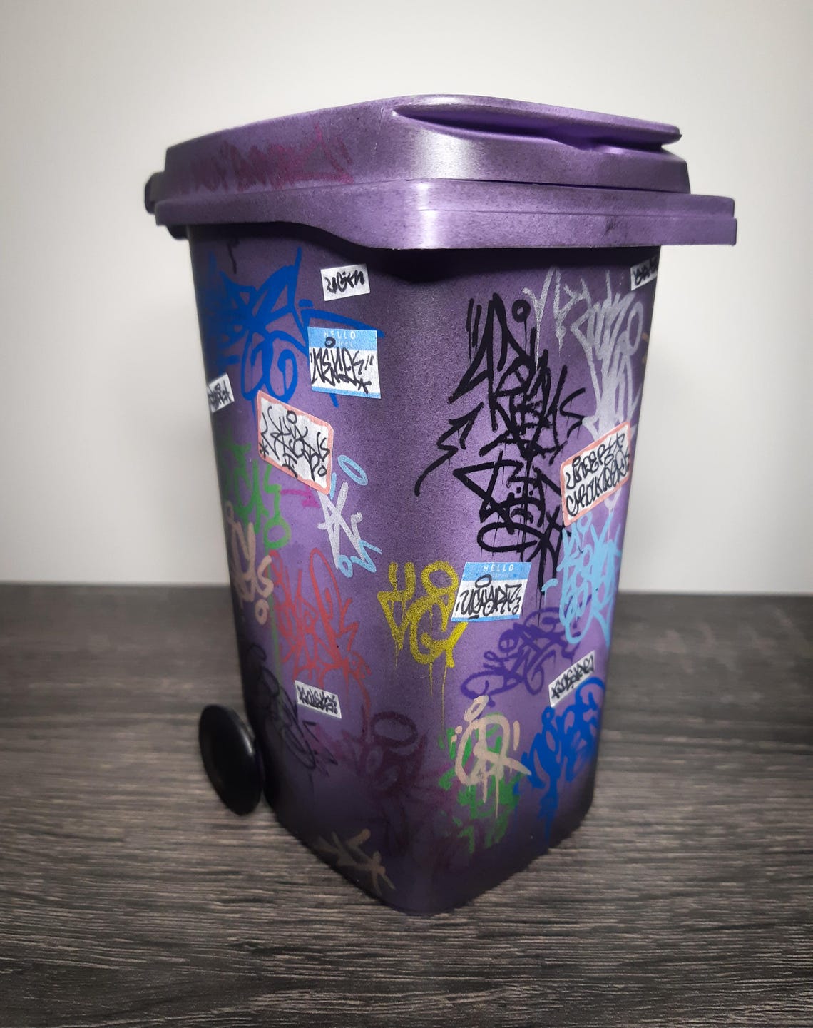 Mini Graffiti Trash Can Replica - Street Art Desktop Display / Decor ...