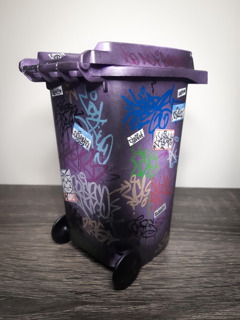 Mini Graffiti Trash Can Replica - Street Art Desktop Display / Decor ...