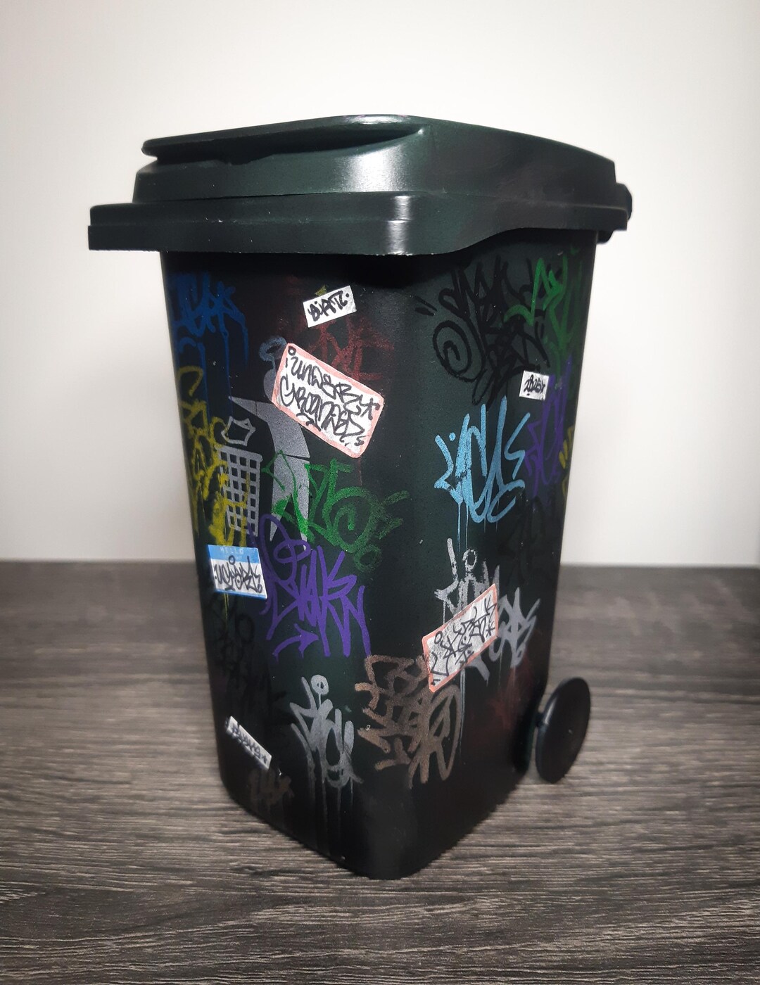 Mini Graffiti Trash Can Replica - Street Art Desktop Display / Decor ...