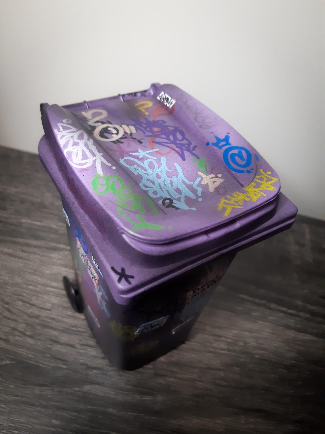 Mini Graffiti Trash Can Replica - Street Art Desktop Display / Decor ...