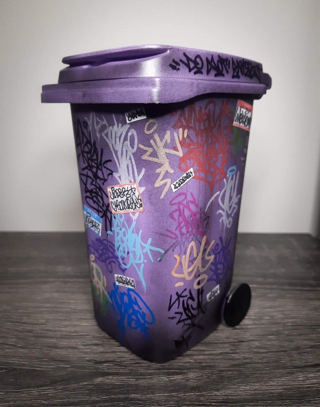 Mini Graffiti Trash Can Replica - Street Art Desktop Display / Decor ...