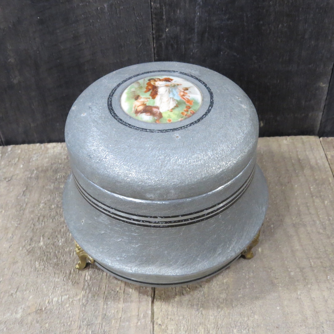 Vintage Vanity Musical Powder Puff Box, Vintage 1930s 1940s Metal Music ...