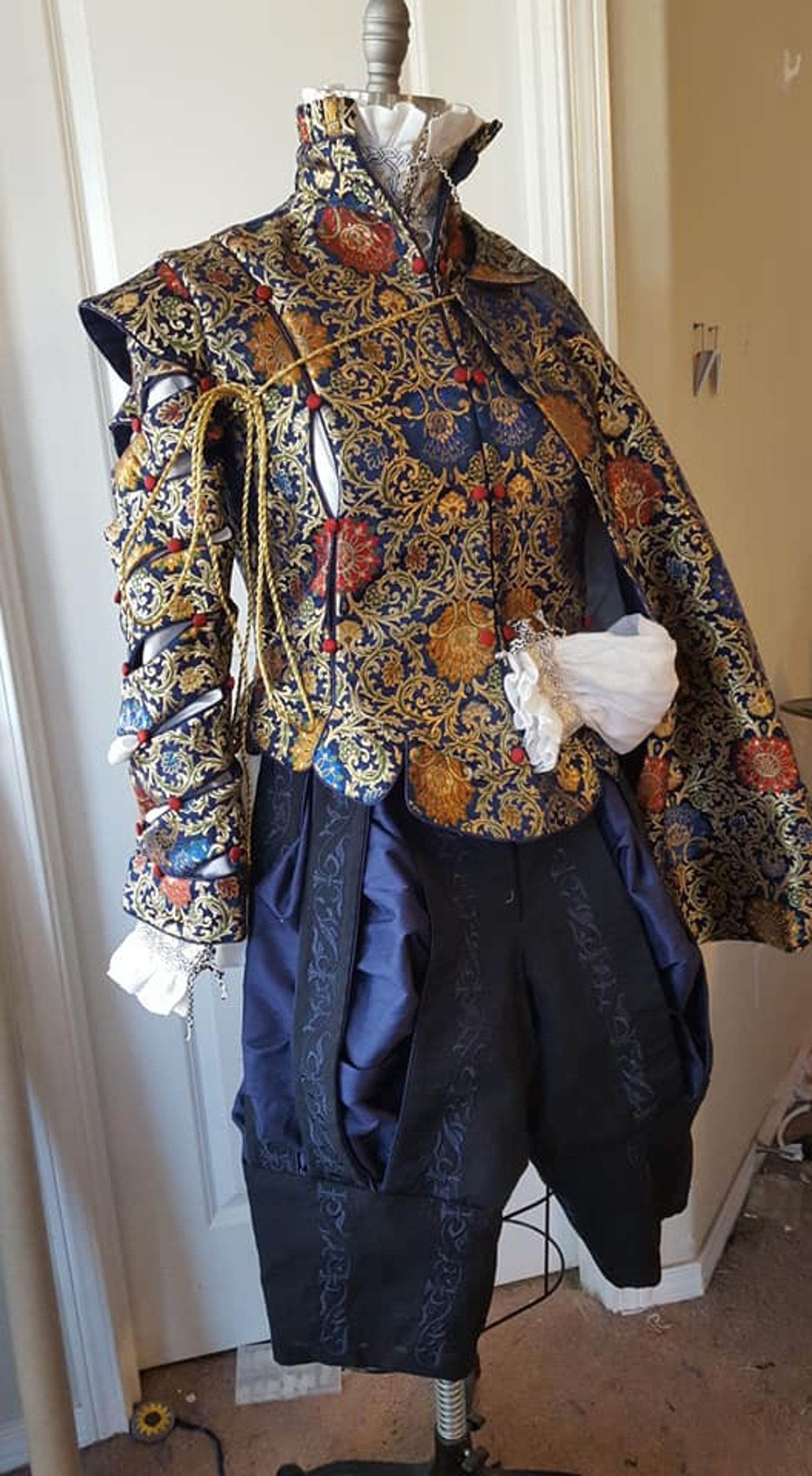 Men's Elizabethan ENSEMBLE Doublet With Spiral Paned Sleeves, Paned ...