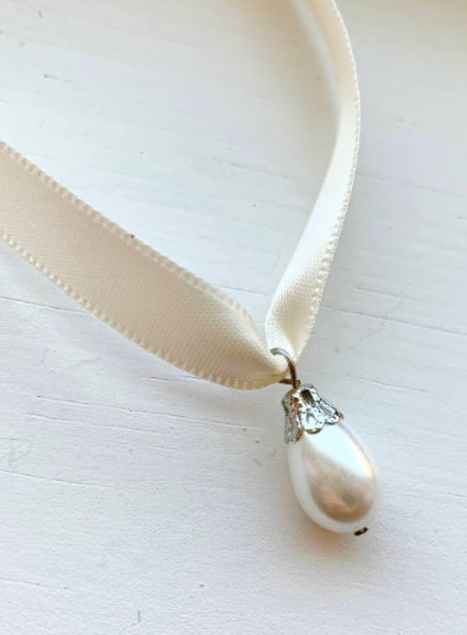 Elizabeth Warleggan Poldark White Glass Pearl Teardrop Cream Ribbon ...
