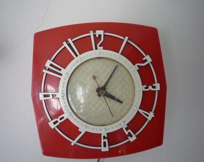 Spartus Atomic Clock Cherry Red 1950s Wall Clock Red and Cream Dream ...