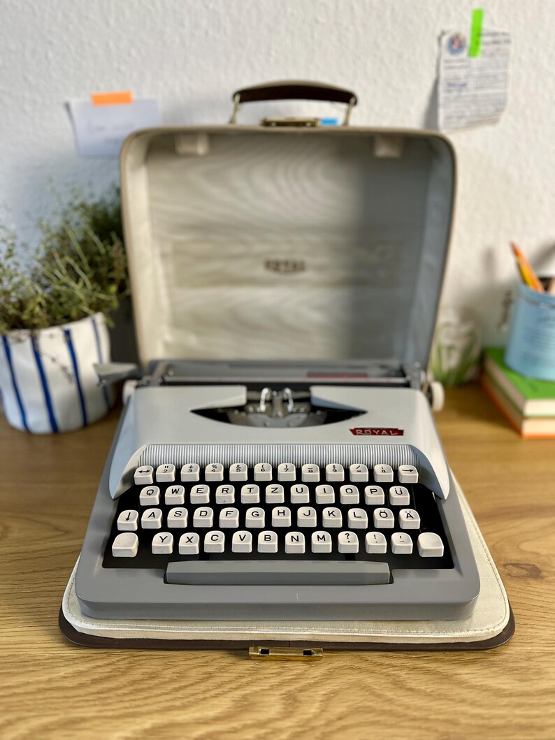 Vintage Royal Royalite 120 Typewriter: 1960s Netherlands, Original Case ...