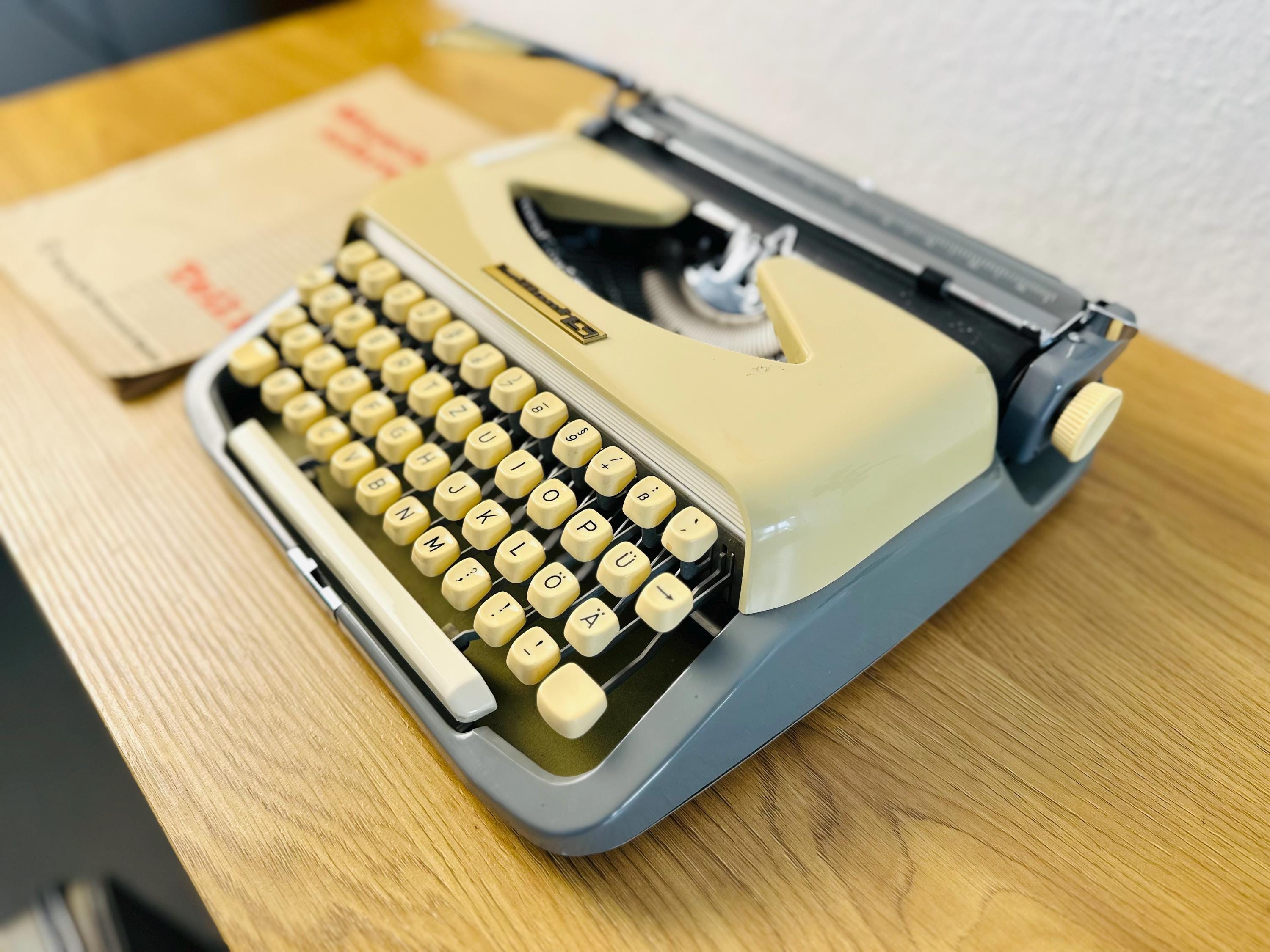 Brillant S Typewriter – Beige Color – Good Condition – Vintage Retro ...