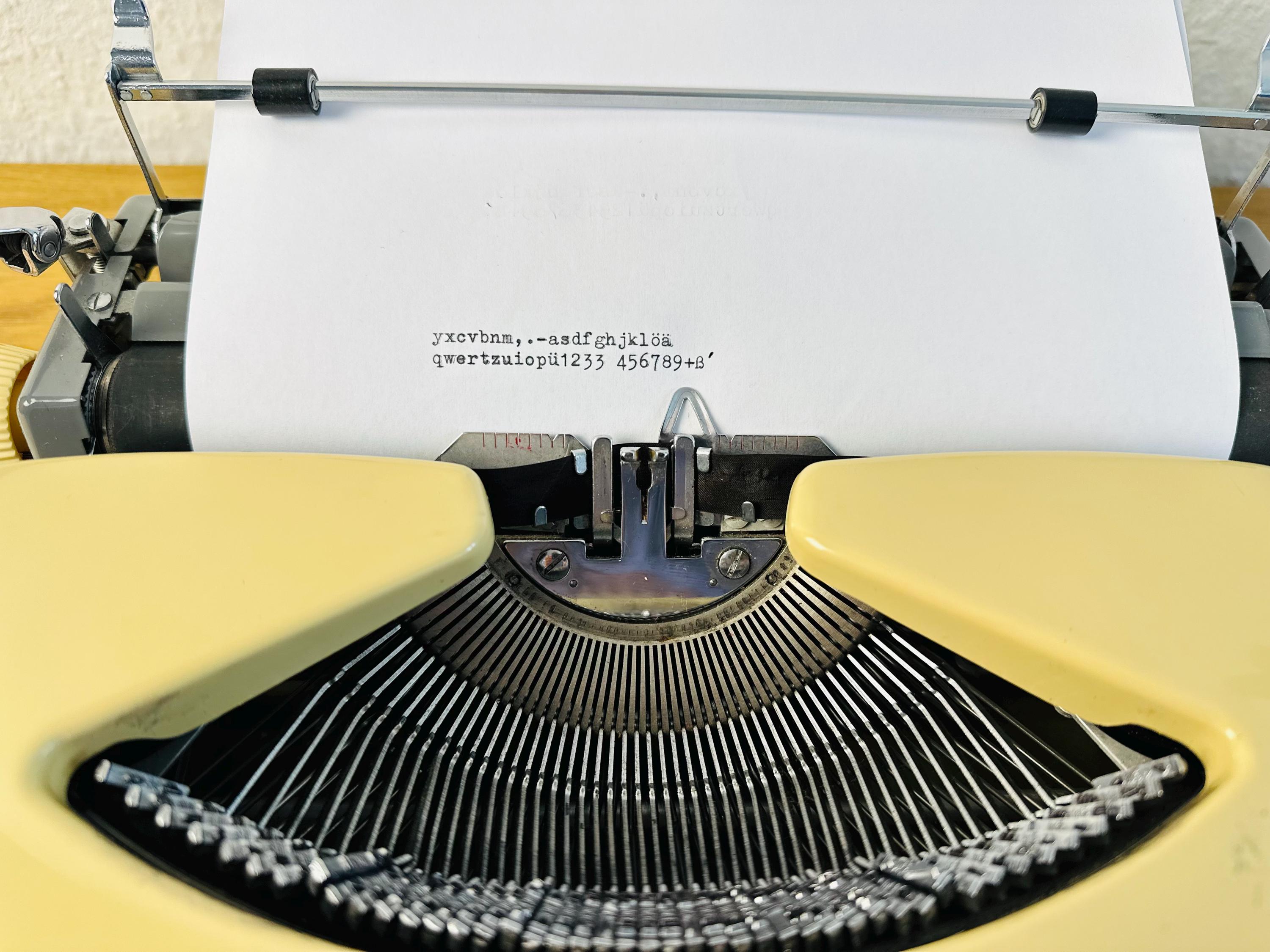 Brillant S Typewriter – Beige Color – Good Condition – Vintage Retro ...