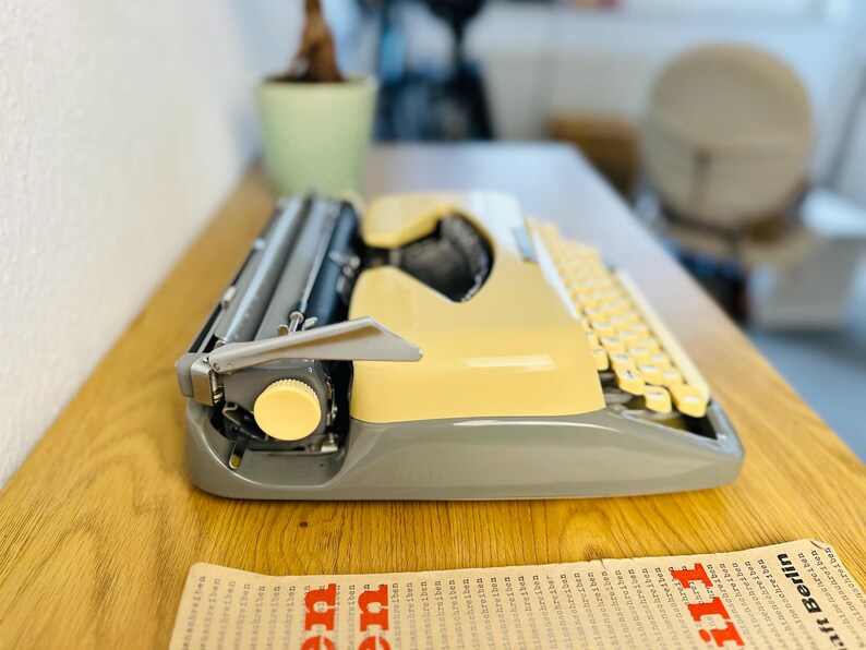 Brillant S Typewriter – Beige Color – Good Condition – Vintage Retro ...
