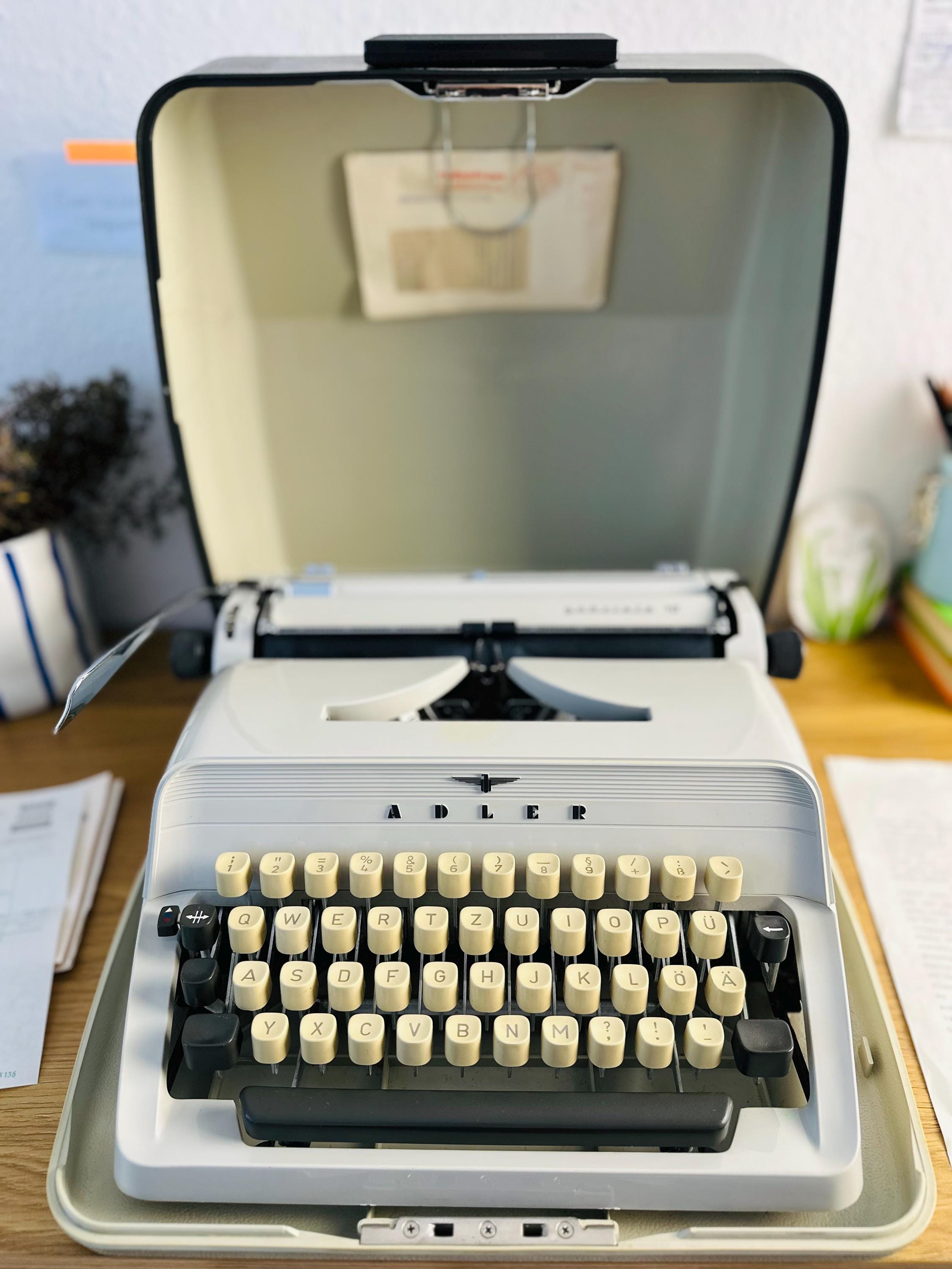 Adler 1971 White Typewriter – Pristine Condition With Original Case - Etsy