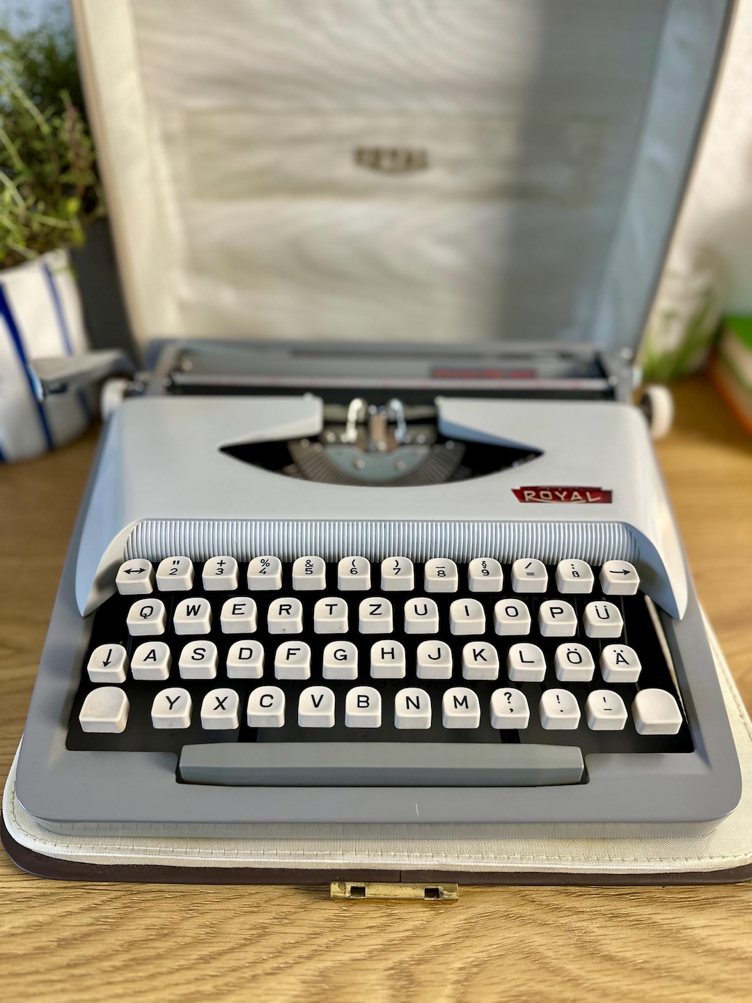 Vintage Royal Royalite 120 Typewriter: 1960s Netherlands, Original Case ...